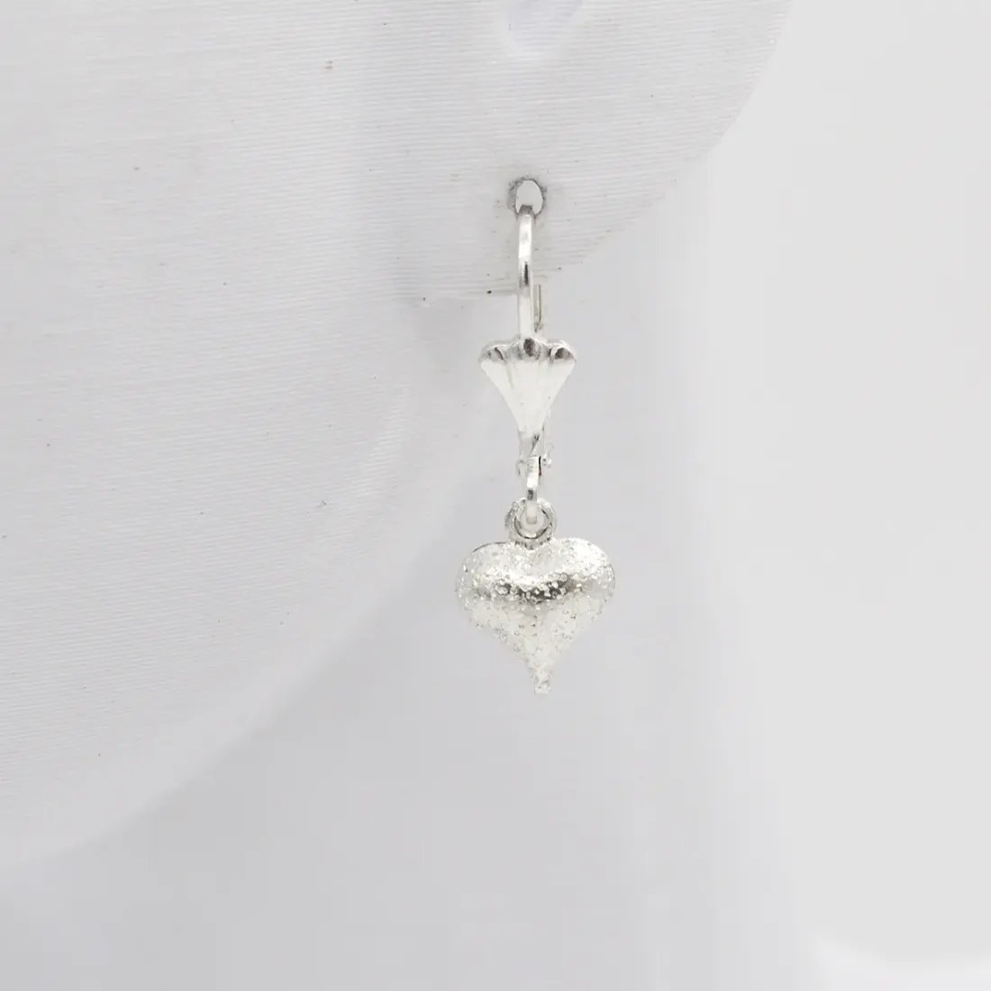 AR. BRISURA ADORNADA CORAZÓN INFLADO ARENADO 9MM PLATA 925 - Maba Joyas